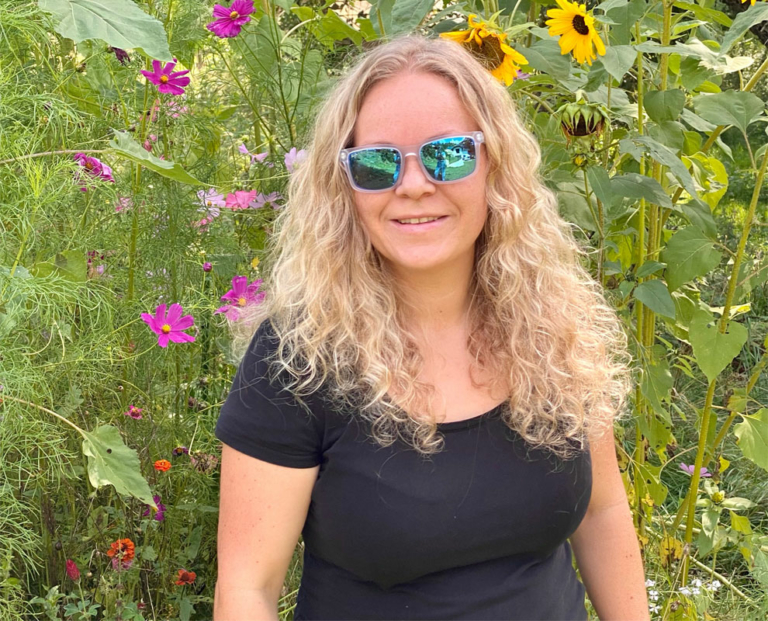 Gewinnerin Julia präsentiert Maui Jim BLUE STONE SHACK - Brillenmode ...